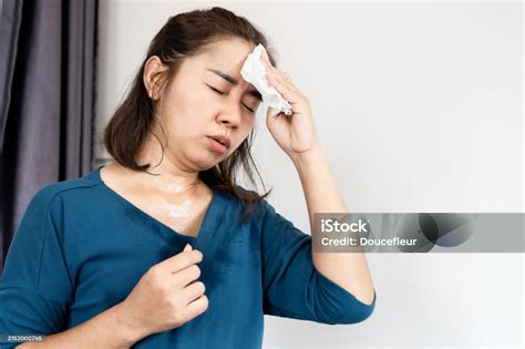여름에 폭염으로 인해 더운 날씨에 피곤하고 현기증을 느끼는 아시아 여성 폐경기에 대한 스톡 사진 및 기타 이미지 폐경기 땀 아시아 Istock