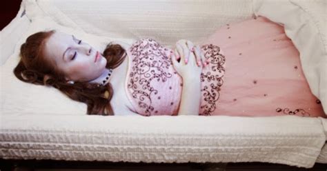 ၁ ၇ ႏွစ္ အ႐ြယ္ ေကာင္ မ ေလး ရဲ႕ အေလာင္း နဲ႔ လိင္ ဆက္ ဆံ ဖို႔ ႀကိဳးစား သူ