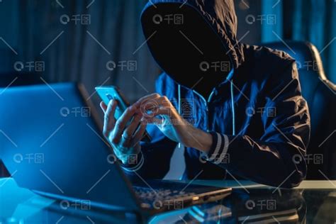程序员免抠元素 匿名黑客程序员使用笔记本电脑在黑暗中破解系统。网络犯罪和黑客数据库的概念 素材免费下载 626像素 格式 编号68495367 千图网