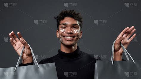 一个年轻人拿着纸袋的肖像