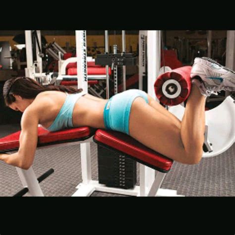 Lying Leg Curl by 𝔻𝕖𝕤𝕖𝕣𝕥 𝔽𝕠𝕩 Exercise How to Skimble