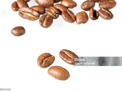 볶은 커피 원두 세 개가 클로즈업되어 있고 흰색 바탕에 배경에 커피 원두가 잔뜩 있다 3가지 개체에 대한 스톡 사진 및 기타 이미지 3가지 개체 갈색 개체 그룹