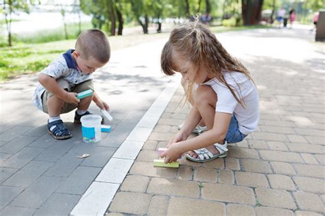 귀여운 아이 소녀와 소년은 아스팔트에 분필로 그립니다 아스팔트 거리 예술 어린이 교육 어린 시절 2명에 대한 스톡 사진 및 기타 이미지 Istock