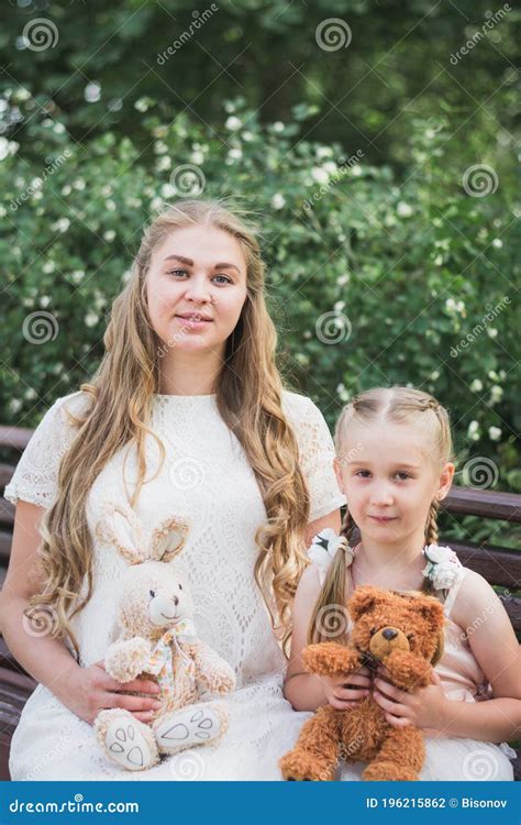 Madre Incinta E Sua Figlia Fotografia Stock Immagine Di Bambino