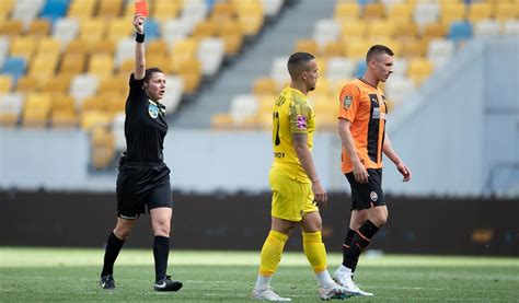 У результаті бійки в матчі «Шахтар «Дніпро 1 було вилучено цілих шість гравців