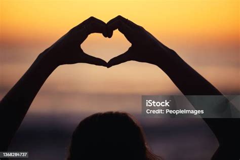 해변에서 요가를하는 동안 그녀의 손가락으로 심장 모양을 들고 인식 할 수없는 여성의 샷 손에 대한 스톡 사진 및 기타 이미지 손 하트 모양 여자 Istock