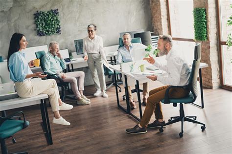 팀워크 사람들 함께 일하는 사람들 채팅 커피 브레이크 편안한 현대 사무실 로프트 룸 인테리어 실내 작업 공간 전신 사진 워크숍에 대한 스톡 사진 및 기타 이미지 Istock