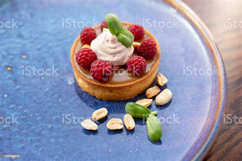 소 크림과 냉동 과일과 딸기로 만든 신선한 식이 디저트 오븐에서 구운 파이 컨셉은 채식 디저트입니다 0명에 대한 스톡 사진 및 기타 이미지 Istock