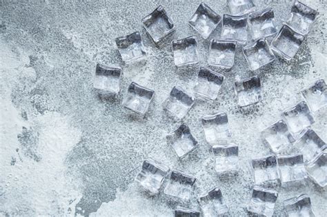 아이스 큐브 모방 인공 플라스틱 조각 투명 아크릴 아닌 진짜 차가운 환상 은 텍스트 음식 배경에 대한 테이블 야외 상단 보기 복사 공간에 먹을 준비가 각얼음에 대한 스톡