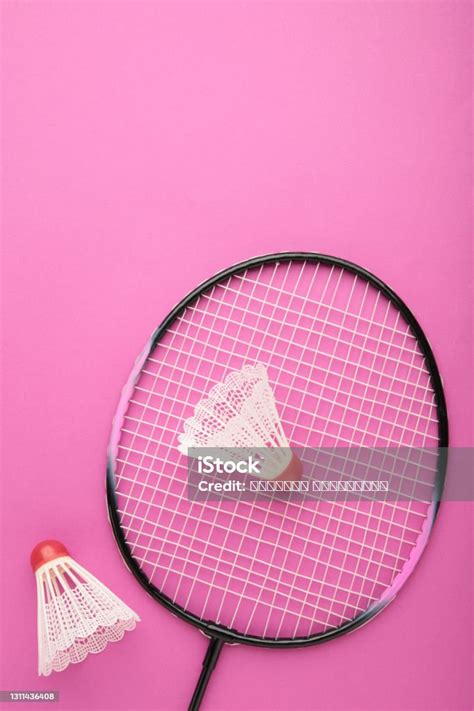 분홍색 배경에 셔틀콕과 배드민턴 라켓 복사 공간이 있는 배드민턴 장비 경쟁에 대한 스톡 사진 및 기타 이미지 경쟁 깃털