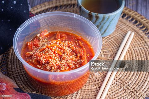 등나무 수제 플레이스 매트에 그릇에 담긴 한국 전통 김치의 모습 0명에 대한 스톡 사진 및 기타 이미지 0명 갈색 건강한 식생활 Istock