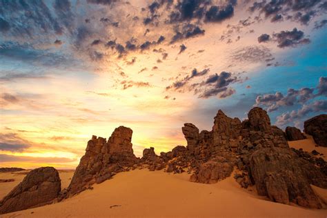 무료 이미지 사막 모래 언덕 하늘 구름 록 산악 지형 형성 자연 환 경 자연 경관 경치 와디 아침 일몰 지질학 수평선 황무지 바람 지형
