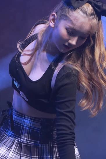 버클이 점점 올라오는 버스터즈 민지 움짤