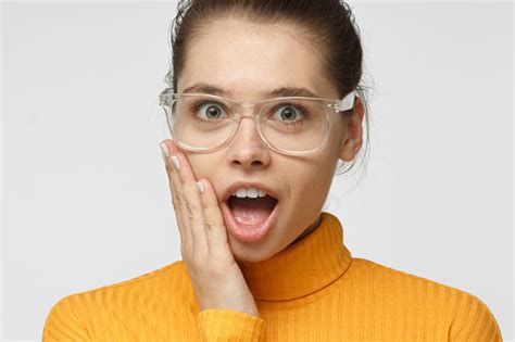 노란 폴로 넥 스웨터와 회색 배경에 고립 오픈 입으로 와우를 외치고 투명 안경에 젊은 여성 여성에 대한 스톡 사진 및 기타 이미지 여성 오하이오 겨자 Istock