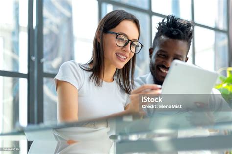 기업가 아프리카 사업가와 사업가 현대 사무실에서 태블릿에서 새로운 비즈니스 프로젝트를 논의 2명에 대한 스톡 사진 및 기타