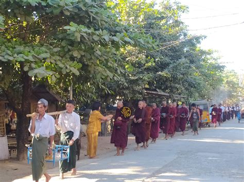 မြောက်ဦးမြို့ အောင်မင်္ဂလာကျောင်းတိုက် မှ ရဟန်းသံဃာတော်များနှင့် သီလရှင