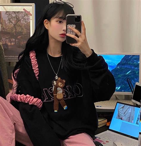 🧸클레클레 베어허그 맨투맨 40세일 ️ 꼭 안아주고 싶은 곰돌이 서울스토어 Seoul Store