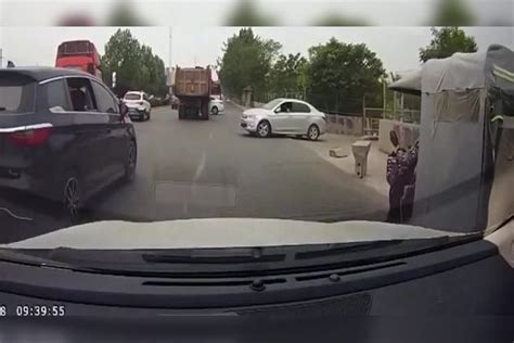 倚老卖老！大爷骑三轮横穿马路被追尾看都不看一眼就跑了