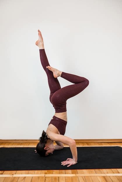 Premium Photo Caucasian Slim Female Trainer Show How To Do It Right Streching Exercise Sport