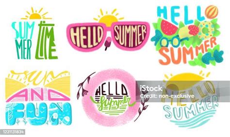 안녕하세요 여름 태양과 재미 여름 시간 디지털 손 그리기 문자 세트 여름 인쇄 인사말 포스터 배너 휴일 카드에 대한 손으로 쓴 문구 흰색 격리 된 배경입니다 0명에 대한