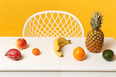 잘 익은 신선한 파인애플 사과 오렌지 아보카도 만다린 바나나 Pitahaya 야 스튜디오에서 노란색 배경에 고립 된 흰색 테이블에 드래곤 과일 적절 한 건강 한 영양 비타민