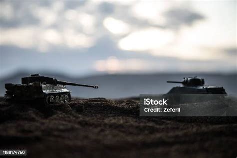 전쟁 개념 군사 실루엣 전쟁 안개 하늘 배경에 장면 싸움 차 세계 대전 독일 탱크 실루엣 아래 흐린 스카이 라인 밤에 공격 장면 건강관리와 의술에 대한 스톡 사진 및 기타