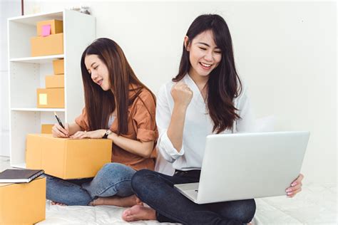 젊은 아시아 여자 시작 소기업 기업가 중소 유통 창 고 소포 메일 상자 소유자 홈 오피스 개념입니다 온라인 마케팅 및 제품 포장