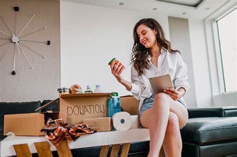 가난한 사람들을위한 디지털 태블릿및 포장 기부 상자를 사용하는 젊은 여성 20 24세에 대한 스톡 사진 및 기타 이미지 20