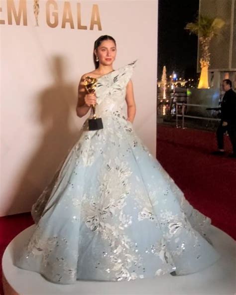 Mahira Khan Honoured With Award At Emigala Reviewitpk