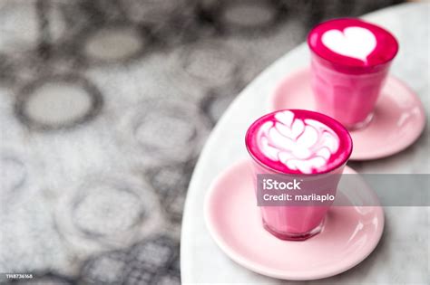 대리석 테이블 배경에 라 떼 아트와 핑크 비트 뿌리 라 떼 2 잔 가루로 빻은에 대한 스톡 사진 및 기타 이미지 가루로 빻은 개념 건강한 식생활 Istock