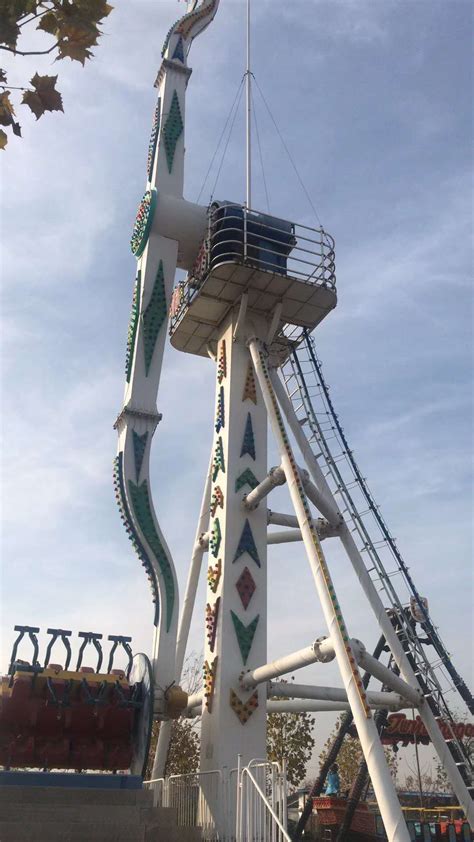 空中360旋转游乐设施 空中旋转的游乐设施 旋转游乐设施 大山谷图库