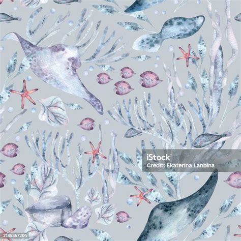 깊은 바다 생물 가오리 불가사리 해초의 부드러운 파스텔 색상의 수중 완벽 한 패턴 수생 생물 식물 수채화 질감 해양 포장 가정용