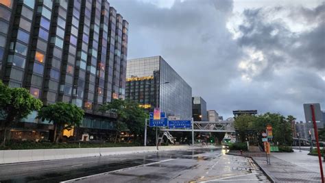 天文台间中有骤雨及狂风雷暴 下午短暂时间有阳光 最高气温约32度 星岛日报