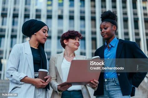 동료가 야외에서 프로젝트를 진행할 수 있도록 돕는 팀 리더 20 24세에 대한 스톡 사진 및 기타 이미지 20 24세 3 명 45 49세 Istock