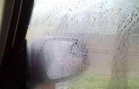 下雨天车窗外面起雾怎么解决 有驾