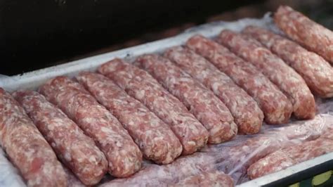 Домашни кебапчета вкусни и сочни изпечени на скара с дървени въглища Готвене за начинаещи