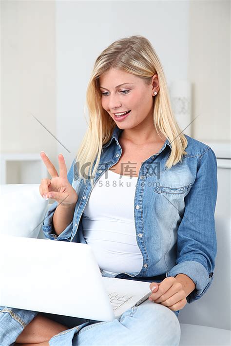 美丽的金发女人在网上聊天与网络摄像头美女服装高清摄影大图 千库网