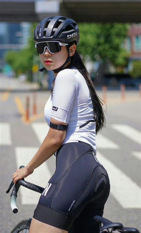 Pin On Bellas Del Deporte Cycling Women Bicycle Women Female Cyclist