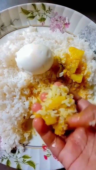 আজকের দুপুরের মেনু ছিলো ঢেঁড়শ আলুর মাখা মুসুর ডাল দিয়ে চাল কুমড়ো আর সিদ্ধ ডিম 😋। Food