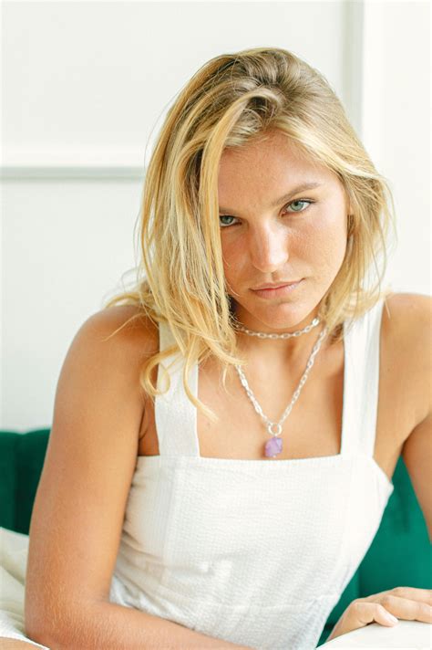 실내 고요한 금발 녹색 소파 매혹적인 목걸이 미니멀리스트 보석 부드러운 수직 쐈어 스타일 스튜디오 조명