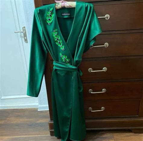 მუქი მწვანე კაბა ქართველ დიზაინერ ხატია ადამიასგან