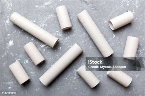 색깔 배경에 빈 화장지 롤 크래프트 종이 또는 판지로 만든 금속 플러그 끝이있는 재활용 가능한 종이 튜브 0명에 대한 스톡 사진 및 기타 이미지 Istock