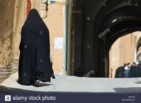 Woman In Chador Iran Fotos Und Bildmaterial In Hoher Aufl Sung Alamy