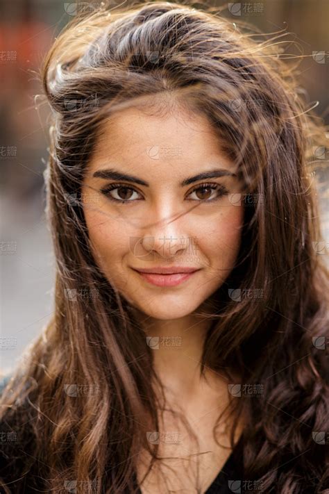 年轻漂亮姑娘的画像