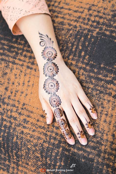 نقش الحناء الجميل البسيط أحدث تصميم نقش الحناء العربي للأيدي الخلفية