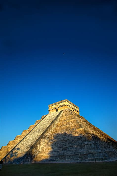 Луна над храмом Пернатого Змея Храм