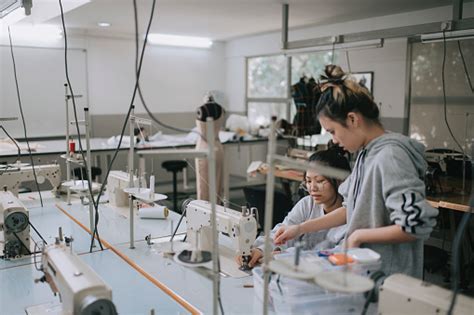 대학 워크샵에서 의류 프로젝트를수행하는 아시아 중국 여성 패션 대학생 18 19세에 대한 스톡 사진 및 기타 이미지 18 19세 2명 고급 의상 Istock