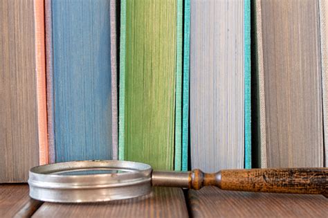 오래된 돋보기와 나무 테이블에 책의 스택 책에서 지식을 얻는 개념 선택적 초점 0명에 대한 스톡 사진 및 기타 이미지 0명 개념 공부 Istock