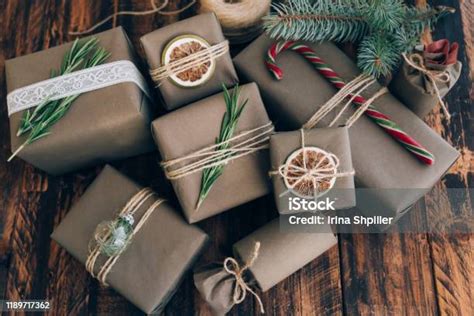 선물과 선물은 갈색 나무 배경에 장식 공예 종이에 싸여 휴일 제로 폐기물 개념입니다 0에 대한 스톡 사진 및 기타 이미지 0 0명 12월 Istock