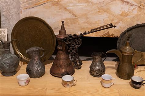 사프란볼루 터키 카라부크 2022년 12월 29일 오스만 시대 구리 커피 포트와 컵 0명에 대한 스톡 사진 및 기타 이미지 Istock